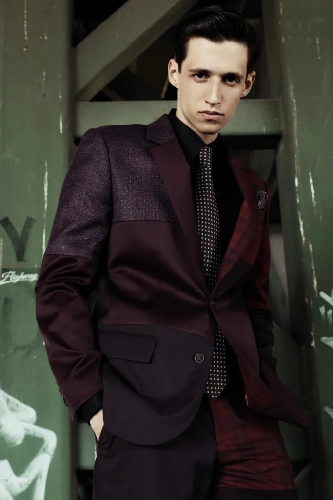 Tvarus vienetinis vyriškas kostiumas, iš bordo atspalvių,130's vilnos ...